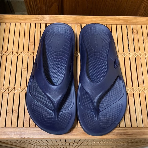 OOFOS | Shoes | Oofos Navy Blue Toe Post Recovery Sandals Wcushioned ...